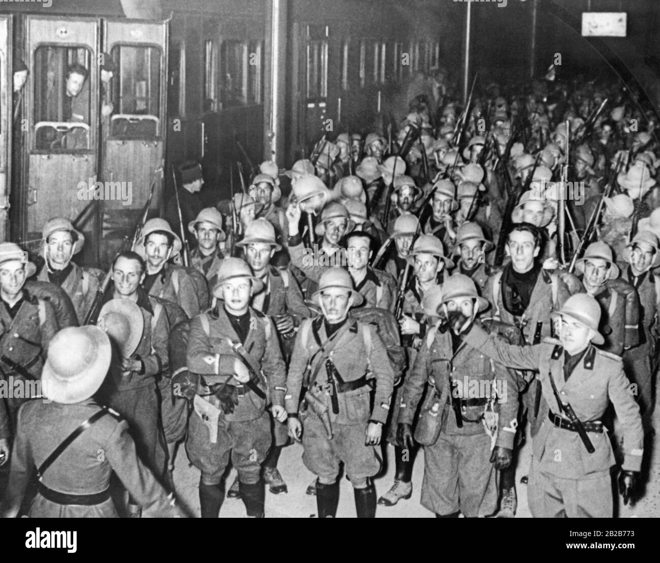 Italian soldiers go to war against Abyssinia Stock Photo - Alamy
