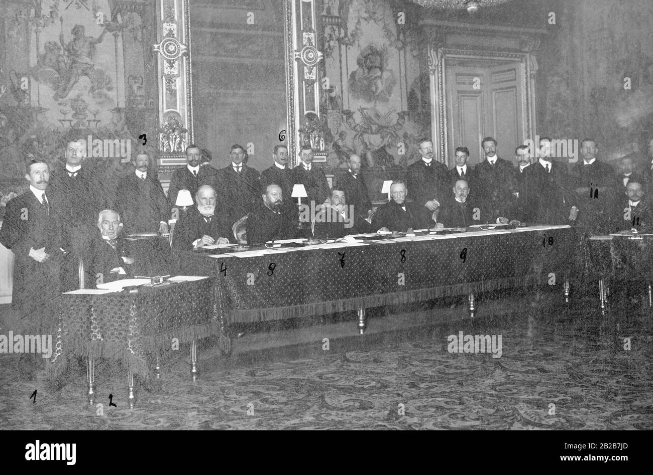 The members of the international Hull Commission at the peace ...