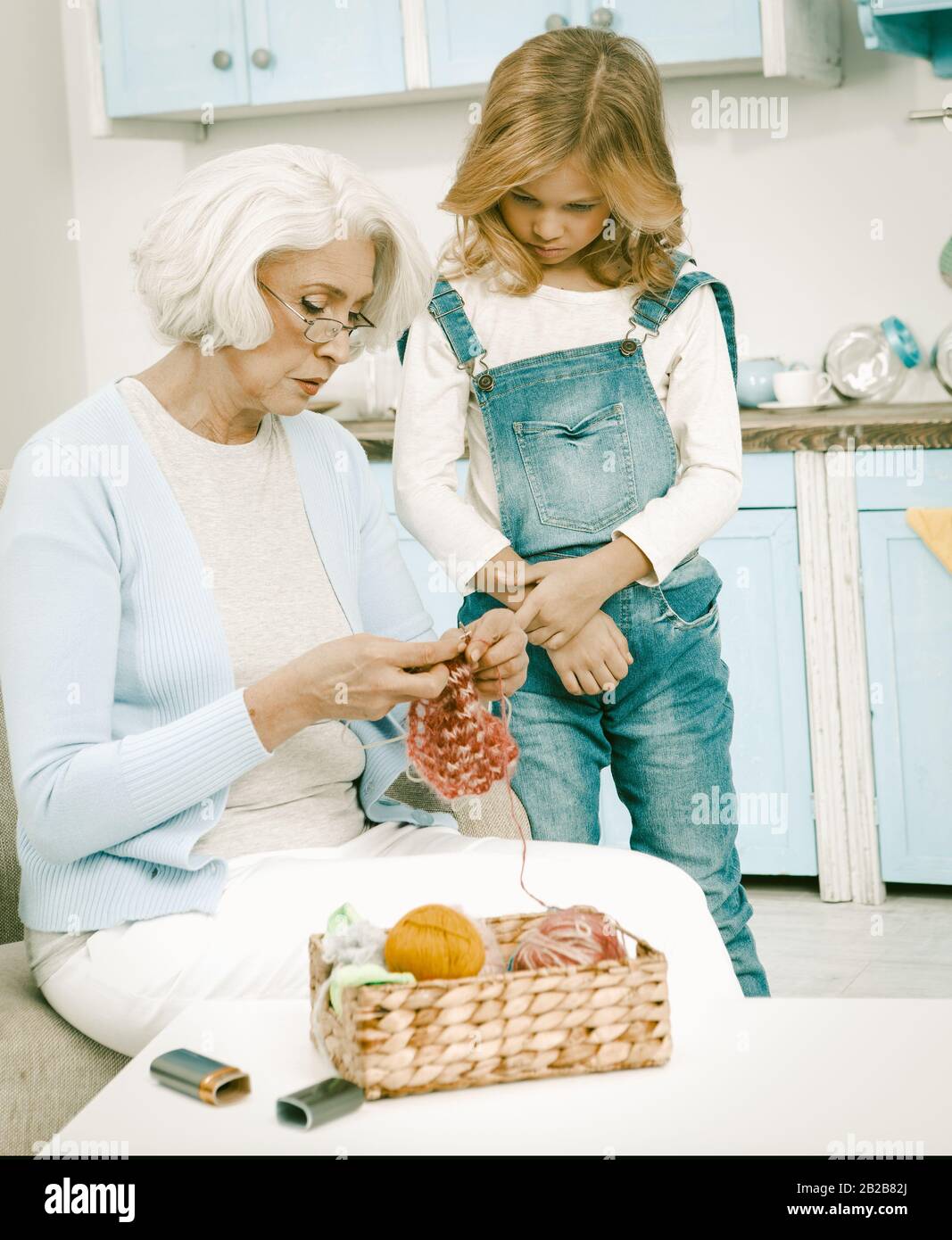 Grandma granddaughter knitting hi-res stock photography and images - Alamy