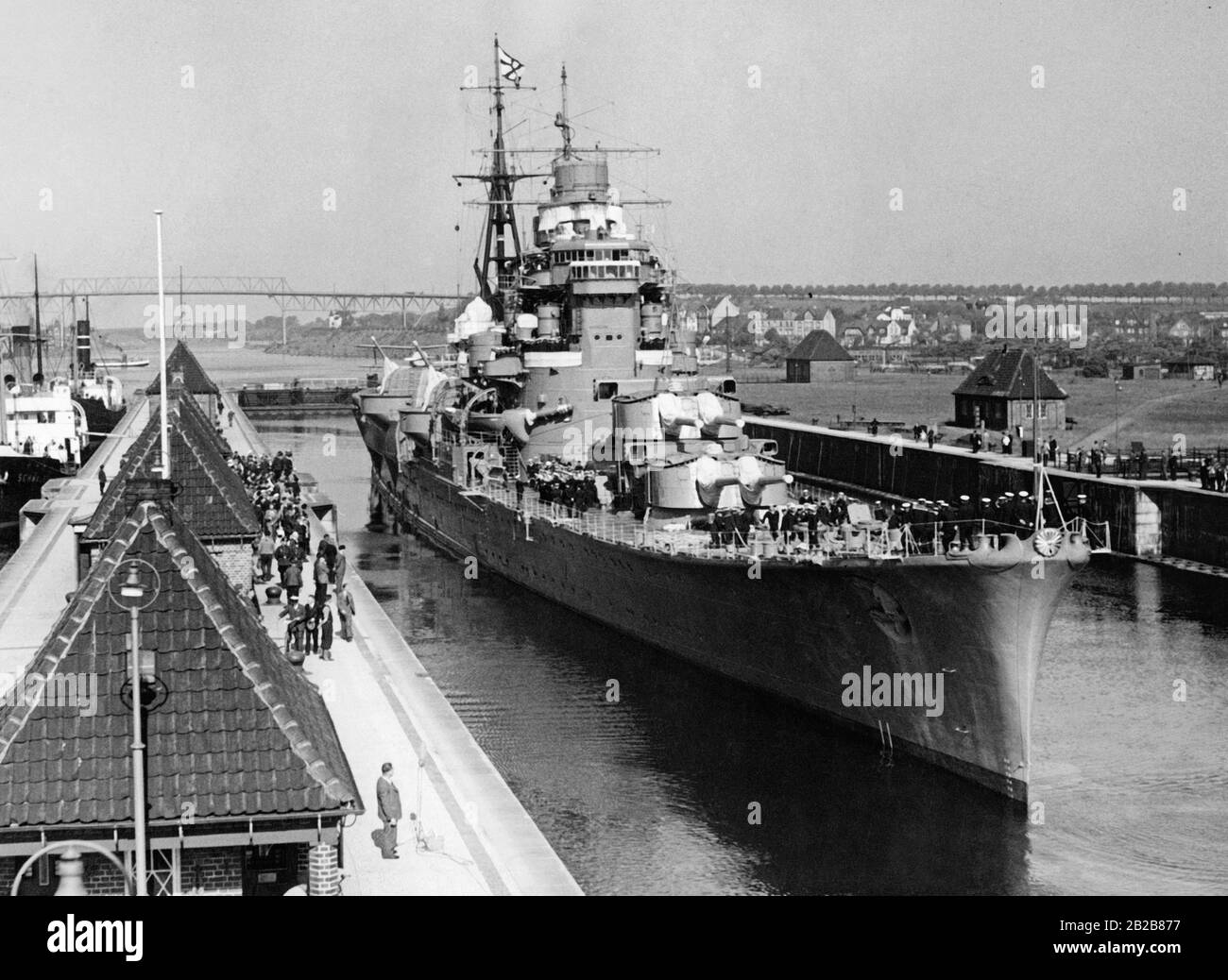 The Japanese cruiser Ashigara enters the Holtenau lock in Kiel Stock ...
