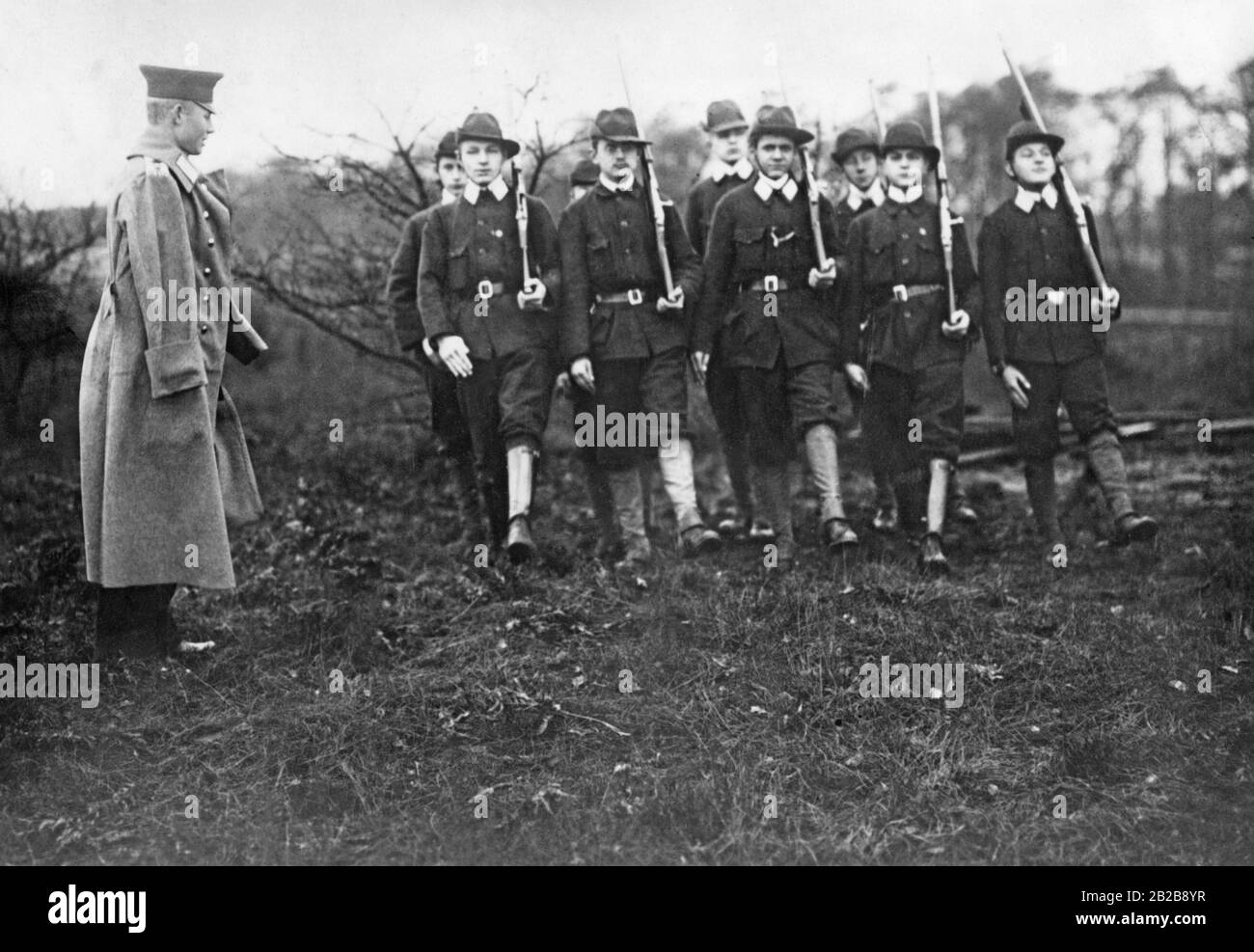 Teenage scouts exercise Stock Photo - Alamy