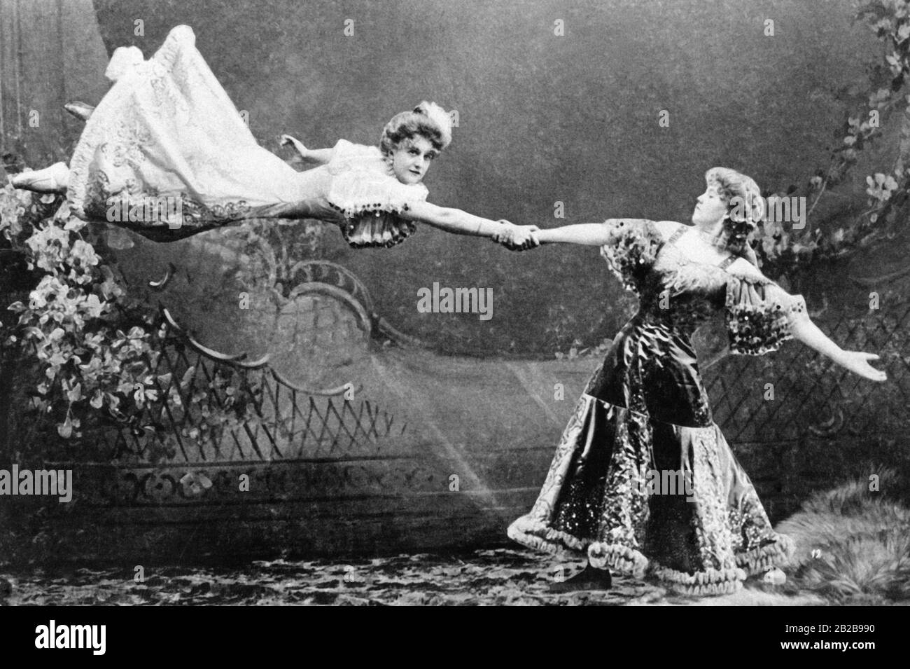 Circus acrobat 1900s Black and White Stock Photos & Images - Alamy