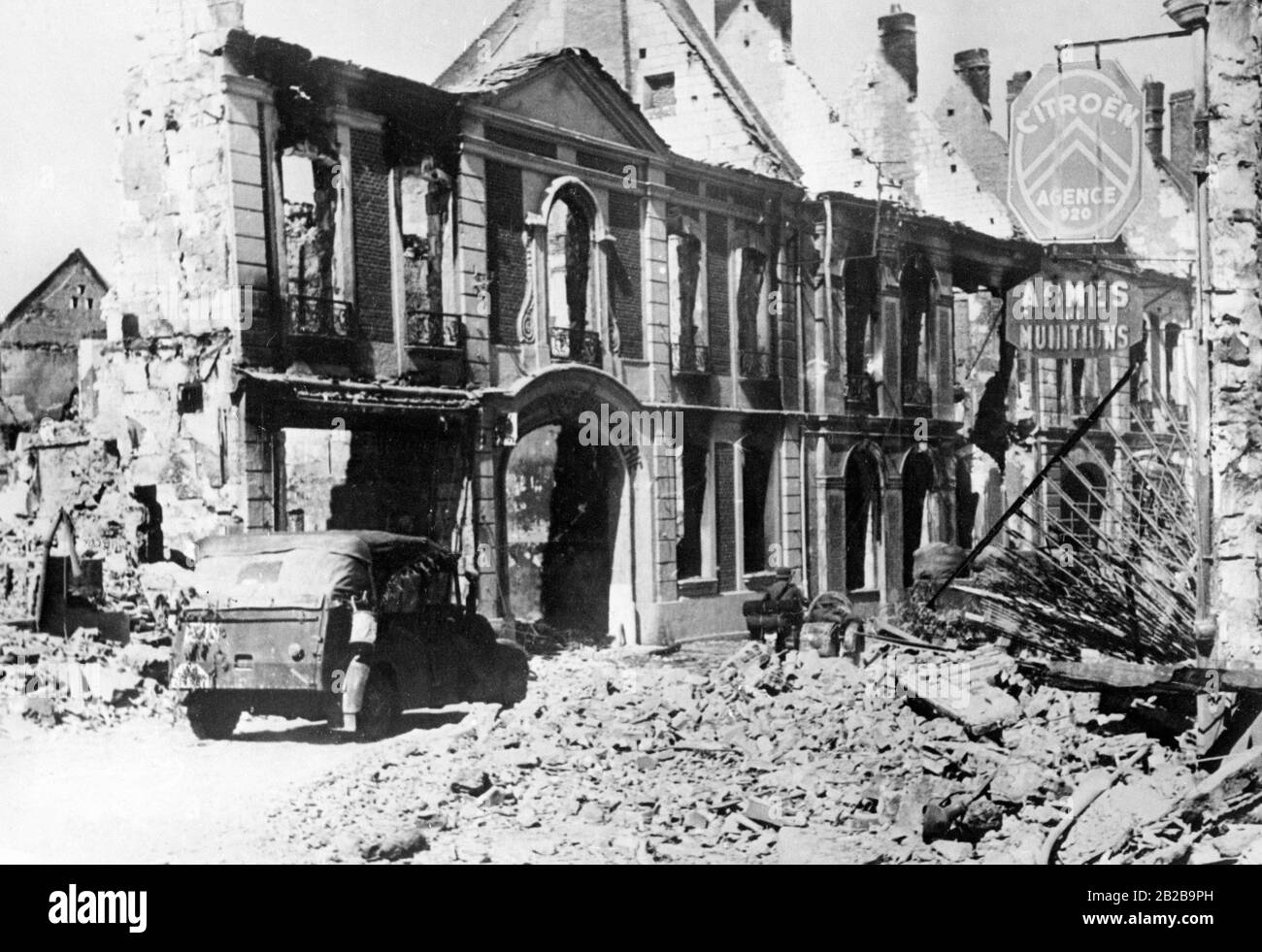 Destroyed cities in France in the Second World War: German column in ...