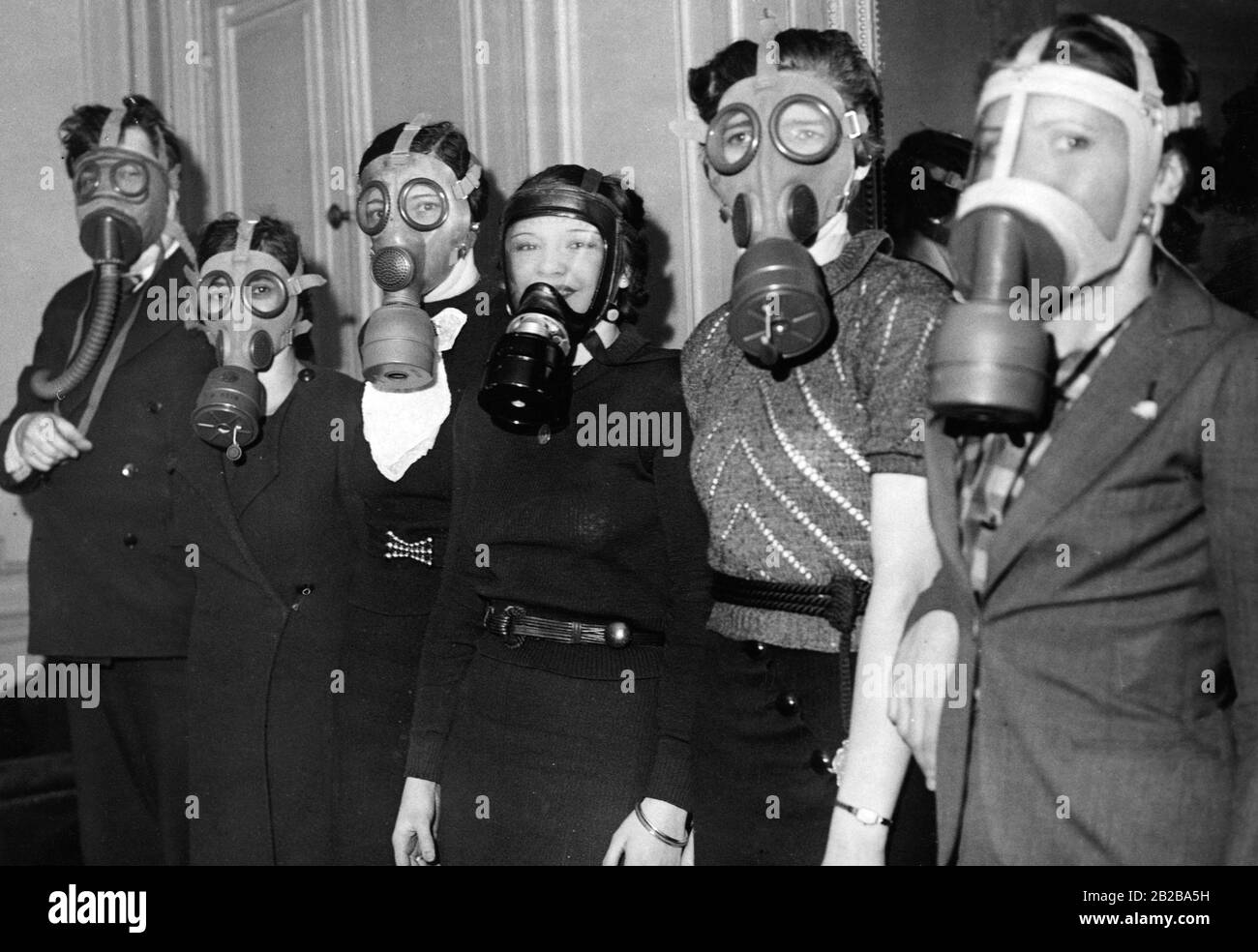 Women in gas masks hi-res stock photography and images - Alamy