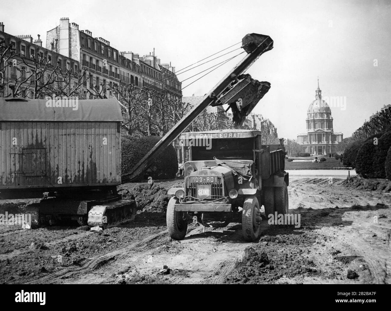 Construction work during the last weeks of peace in Paris. To protect ...