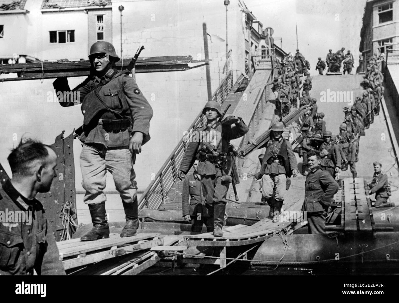 Invasion of Holland 1940: Picture shows German engineer company ...