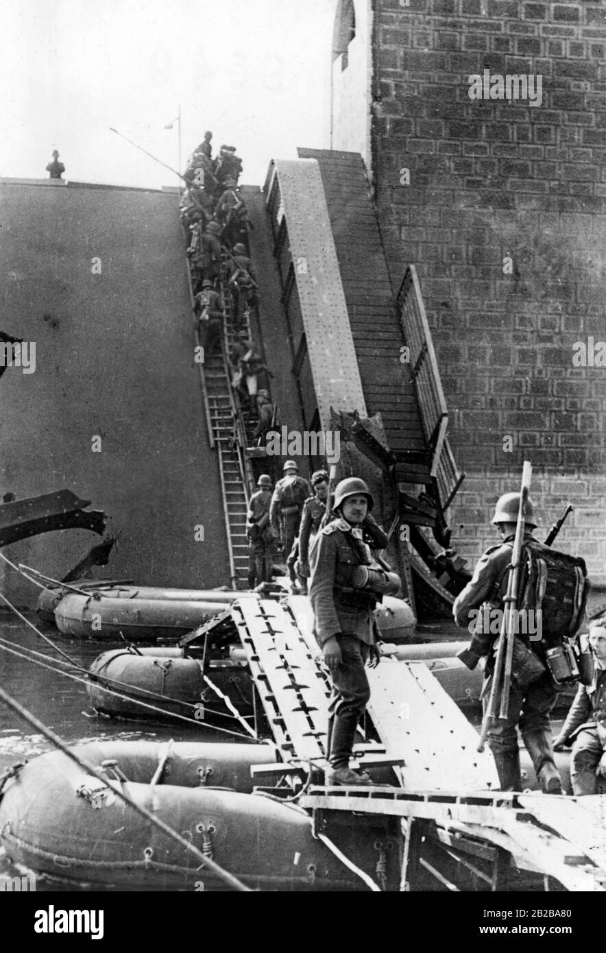 Soldiers building bridge Black and White Stock Photos & Images - Alamy