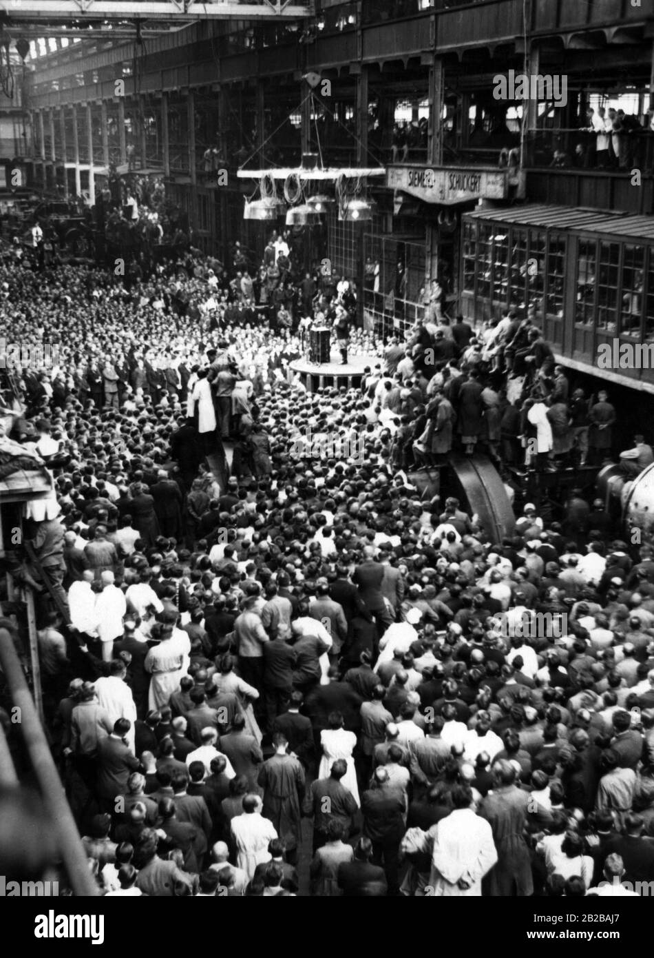 Look at the assembly hall of Siemens Dynamo Works during the speech of ...