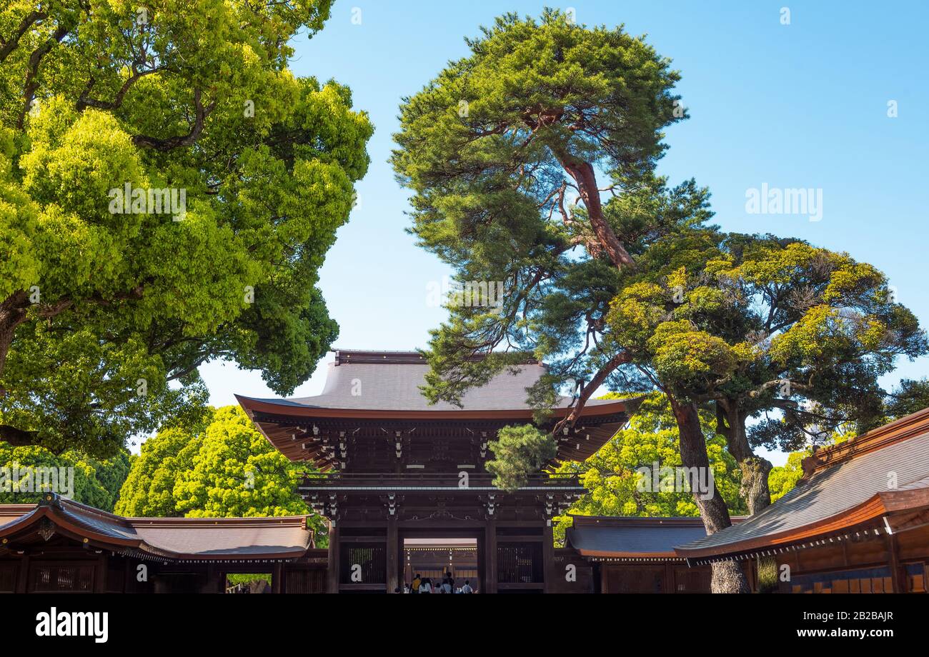 Shrines main gate hi-res stock photography and images - Alamy