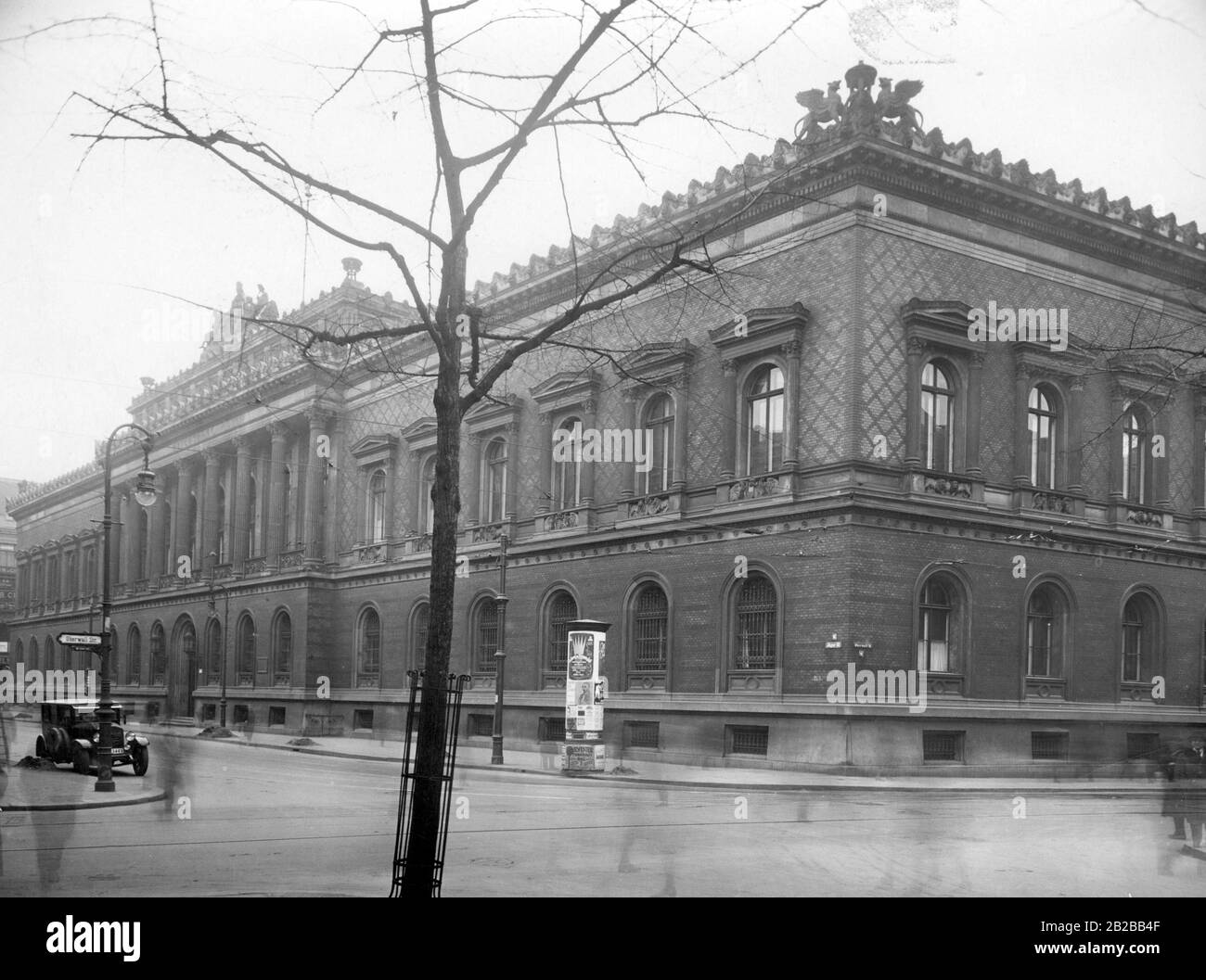 The Reichsbank building on the Jaegerstrasse in Berlin. In front runs ...