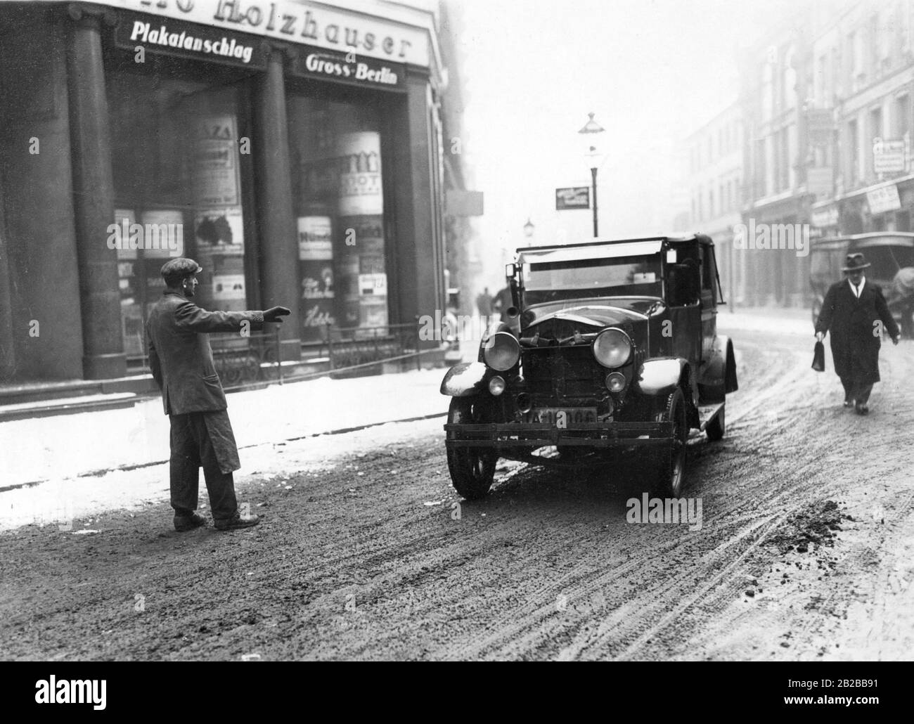 Winter in city car Black and White Stock Photos & Images - Alamy