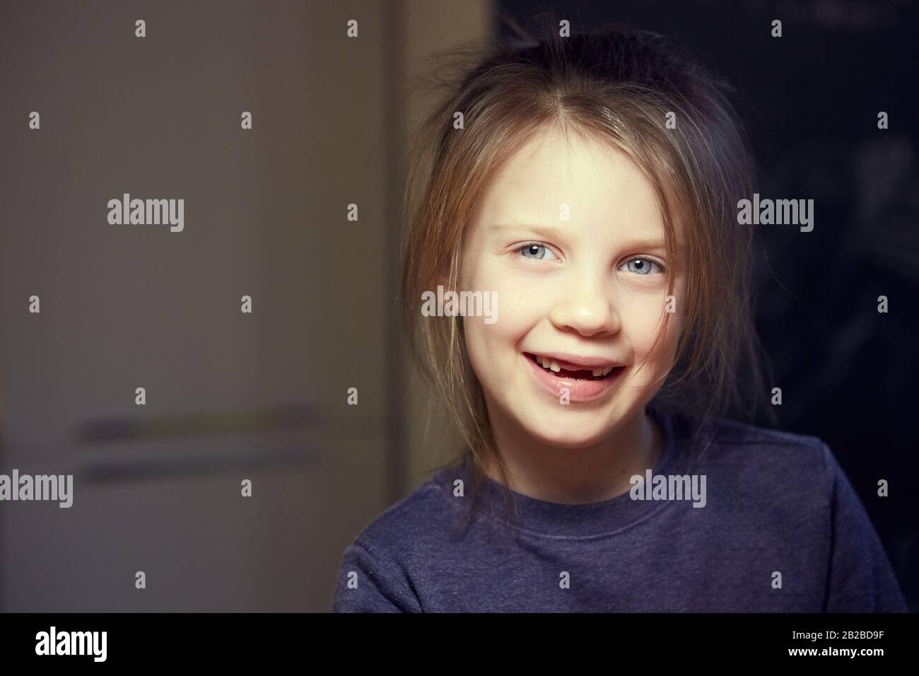 Smile without showing teeth hi-res stock photography and images - Alamy