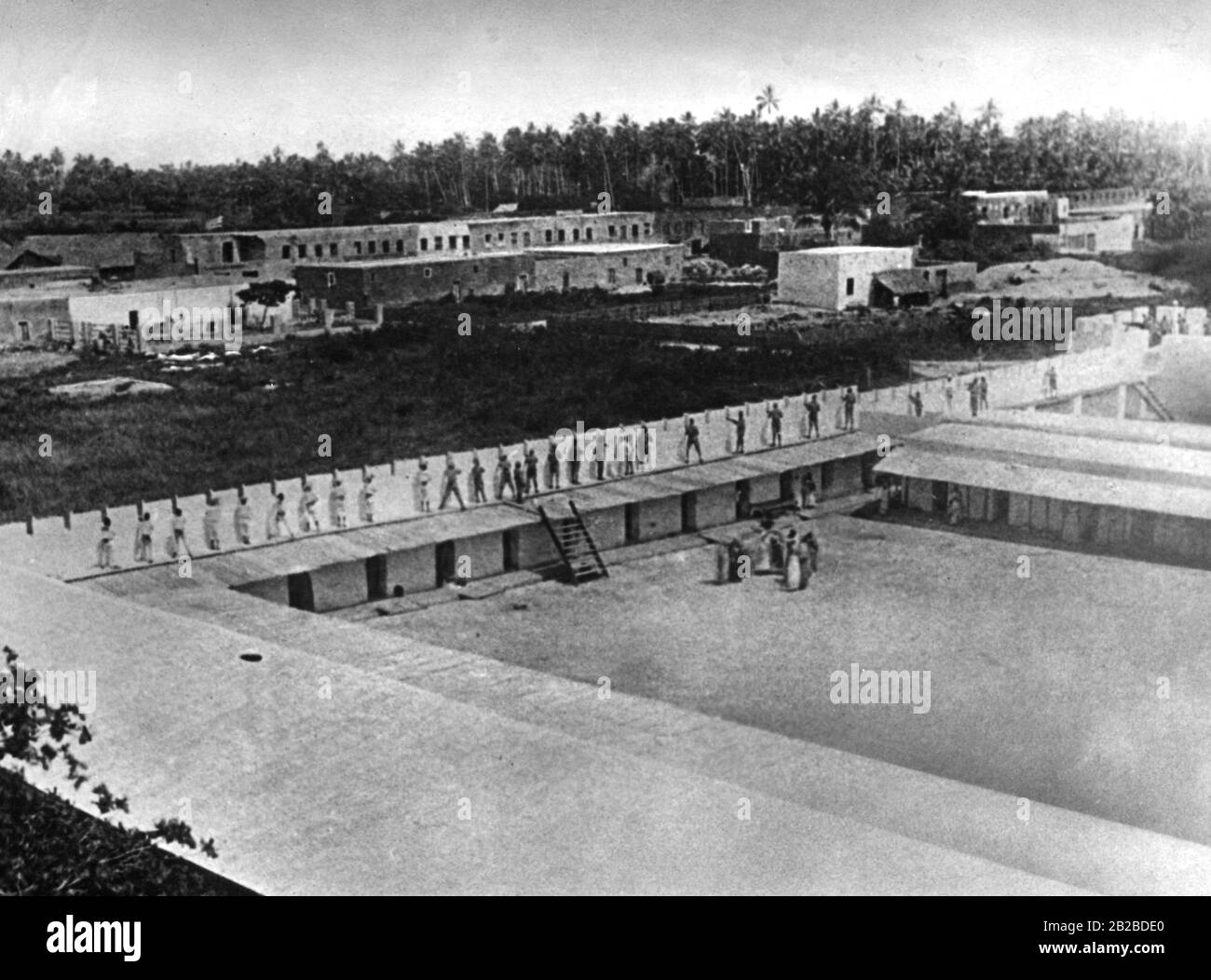 The picture shows a fortress-like German barracks in Dar es Salaam in ...
