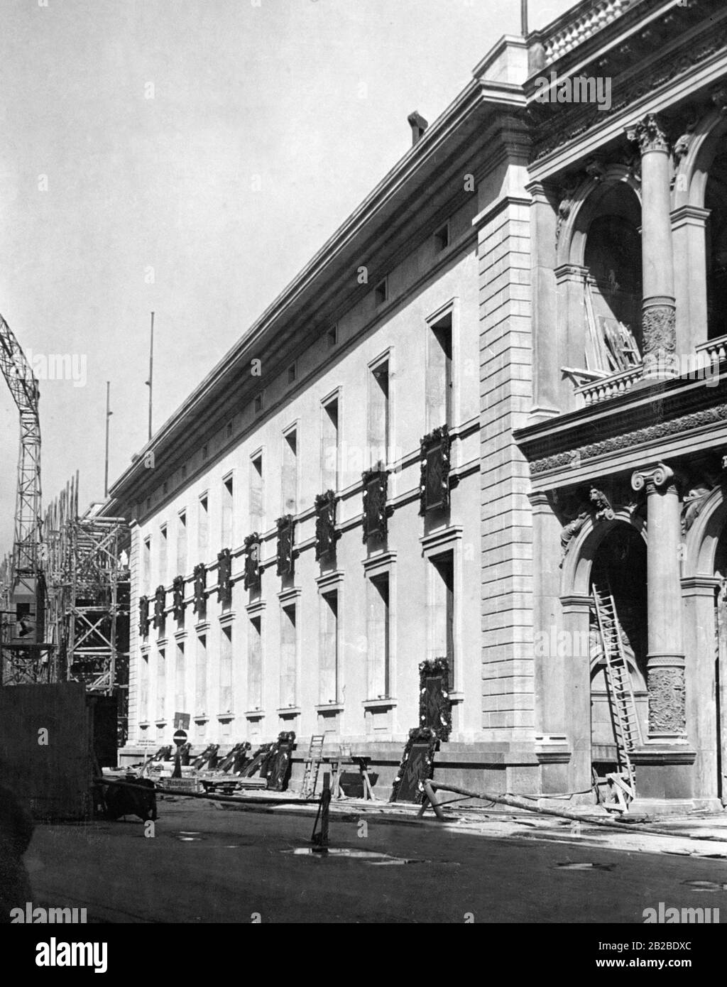 Berlin chancellery exterior Black and White Stock Photos & Images - Alamy