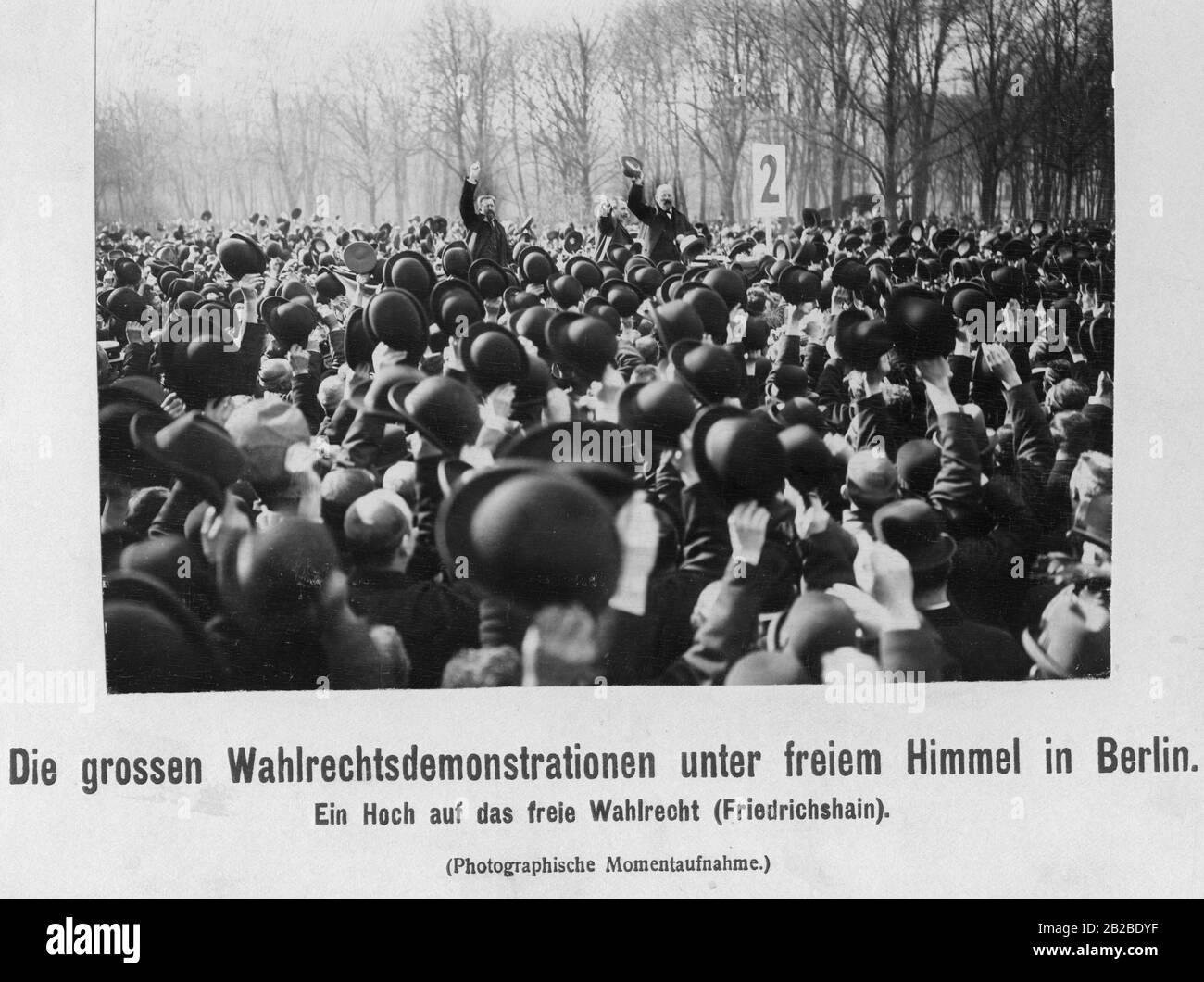 Waving with right hand hi-res stock photography and images - Alamy