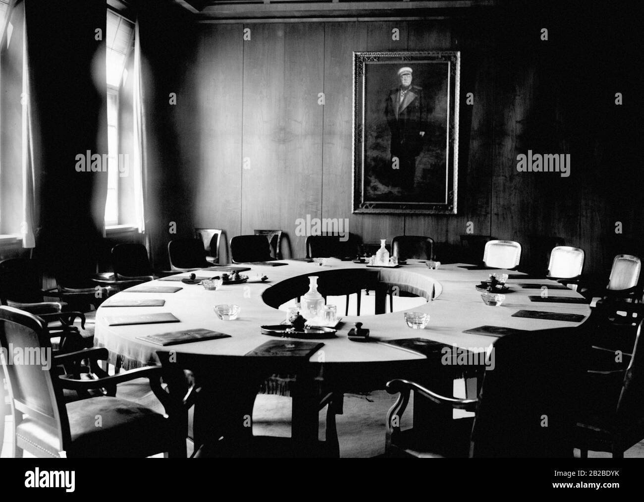 The picture shows the cabinet hall in the New Reich Chancellery. On the ...