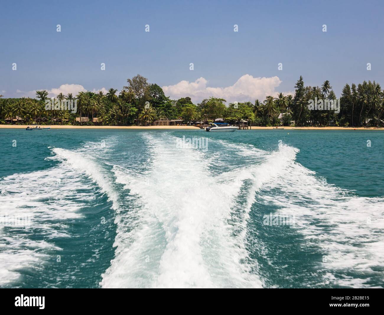 Wake of speed boat in the tropical sea Stock Photo - Alamy