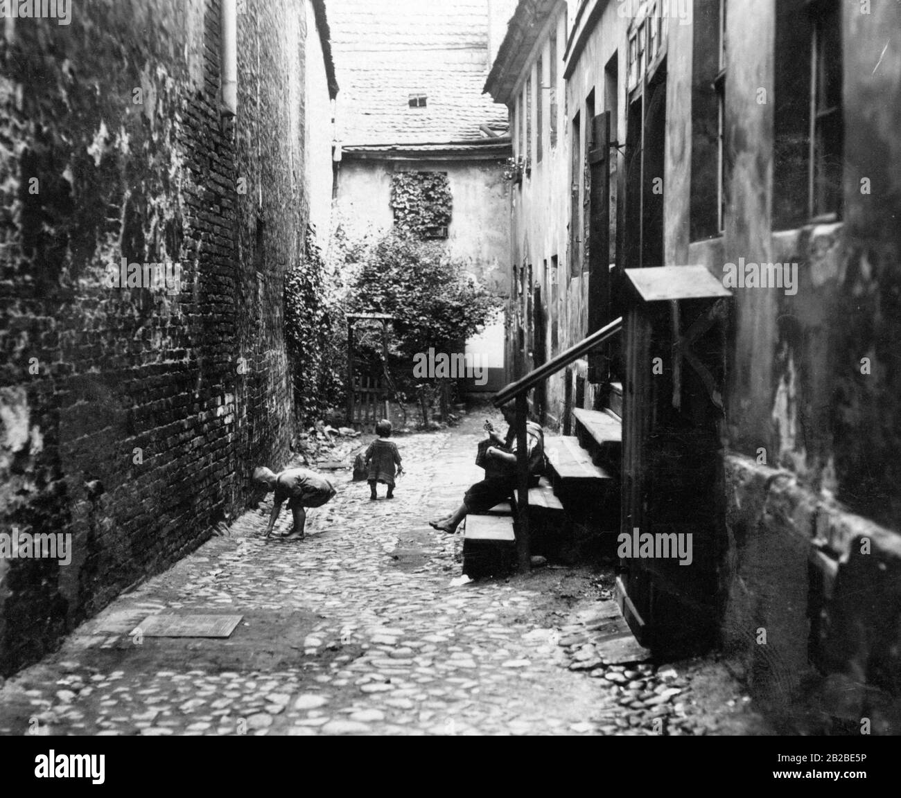 1920s children playing hi-res stock photography and images - Alamy