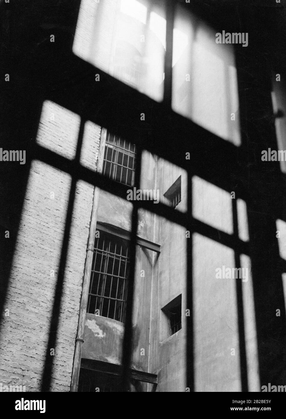 View into the courtyard of a Berlin tenement Stock Photo - Alamy