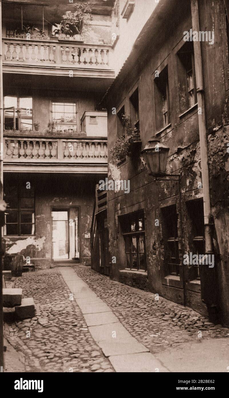 Backyard in a Berlin tenement Stock Photo - Alamy