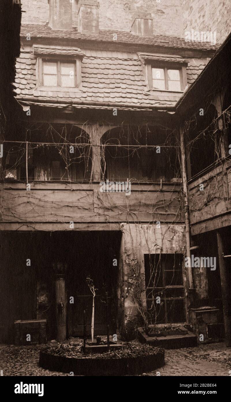 1930s tenement buildings hi-res stock photography and images - Alamy