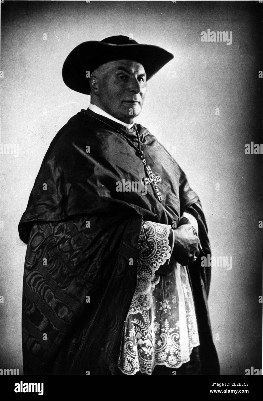 1920s priest hi-res stock photography and images - Alamy