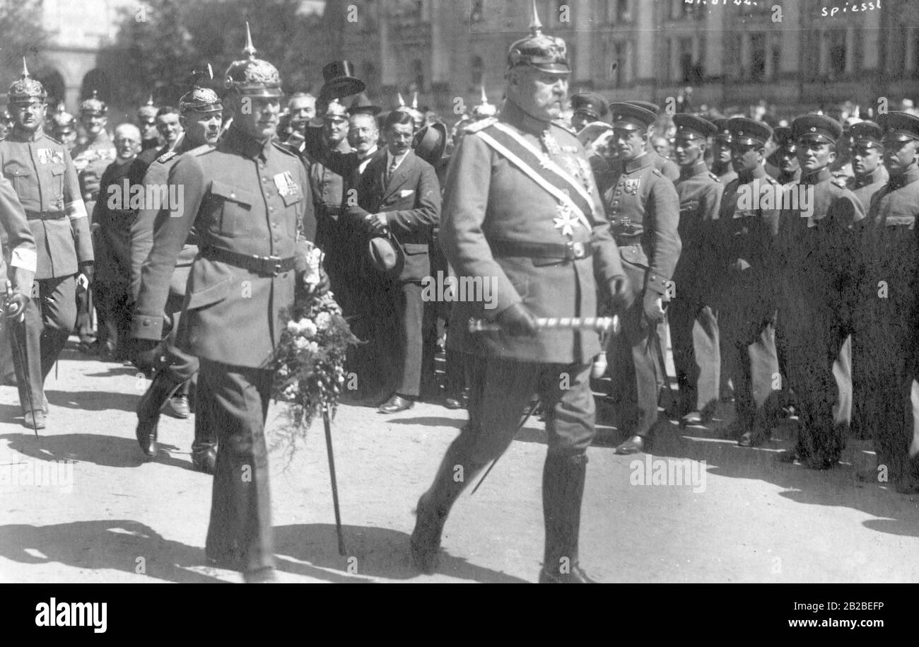 Paul von Hindenburg is in front of the Academy of Fine Arts in Munich ...