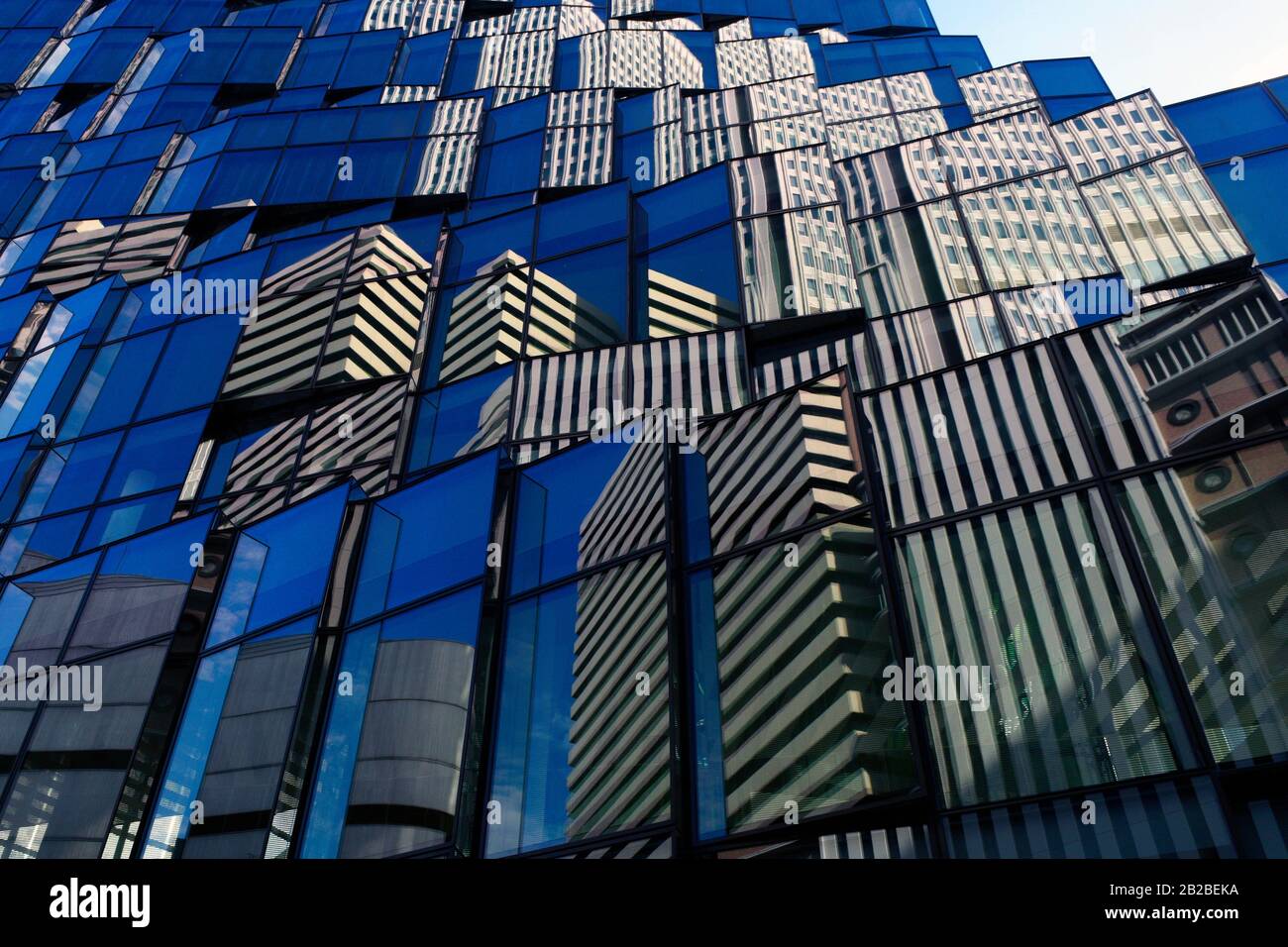 Reflections in glass building hi-res stock photography and images - Alamy