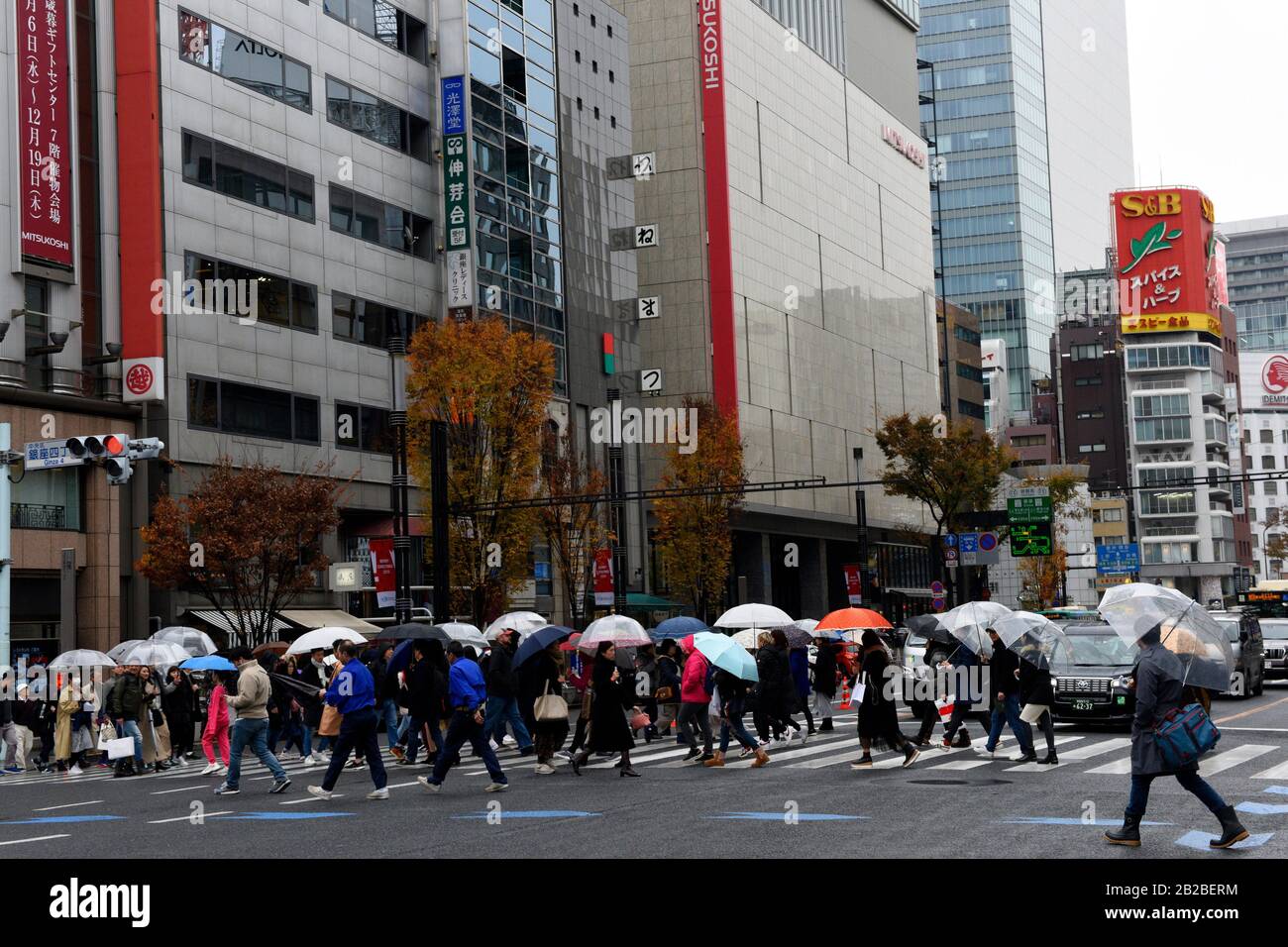Japan pedestrian crossing hi-res stock photography and images - Alamy