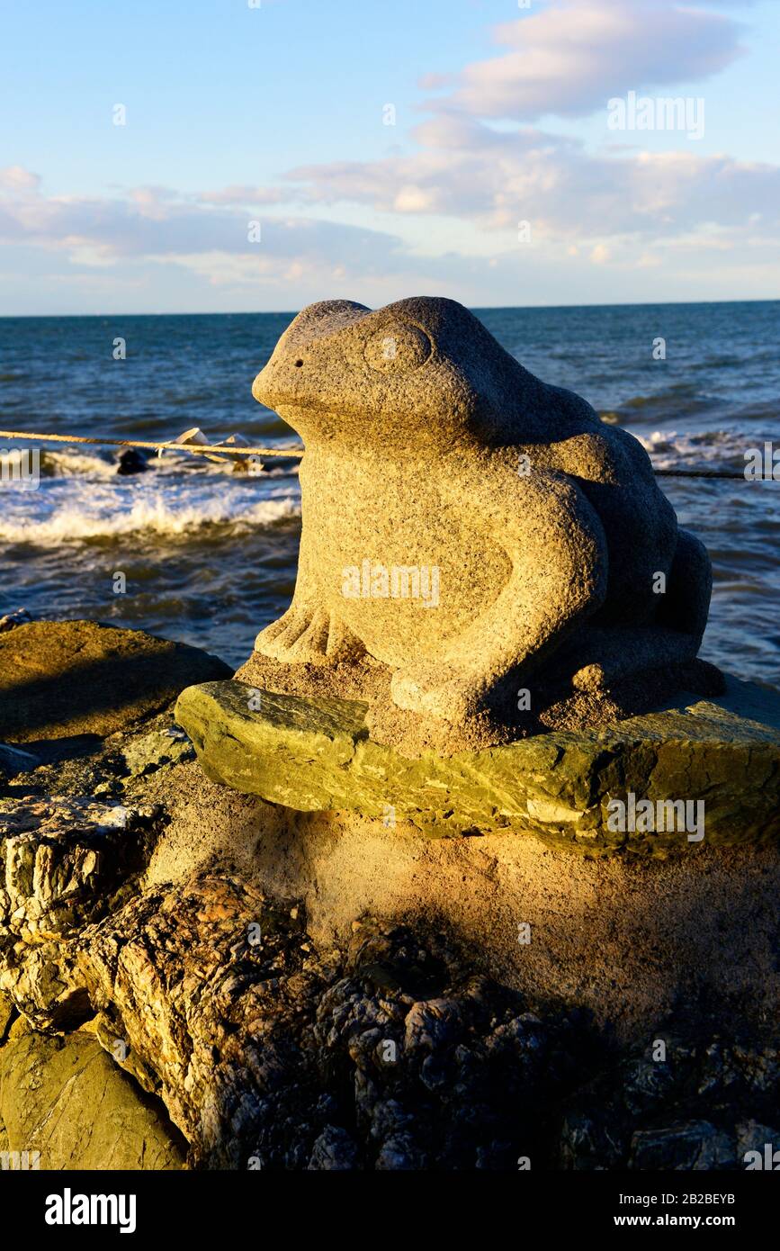 Statue frog hi-res stock photography and images - Alamy