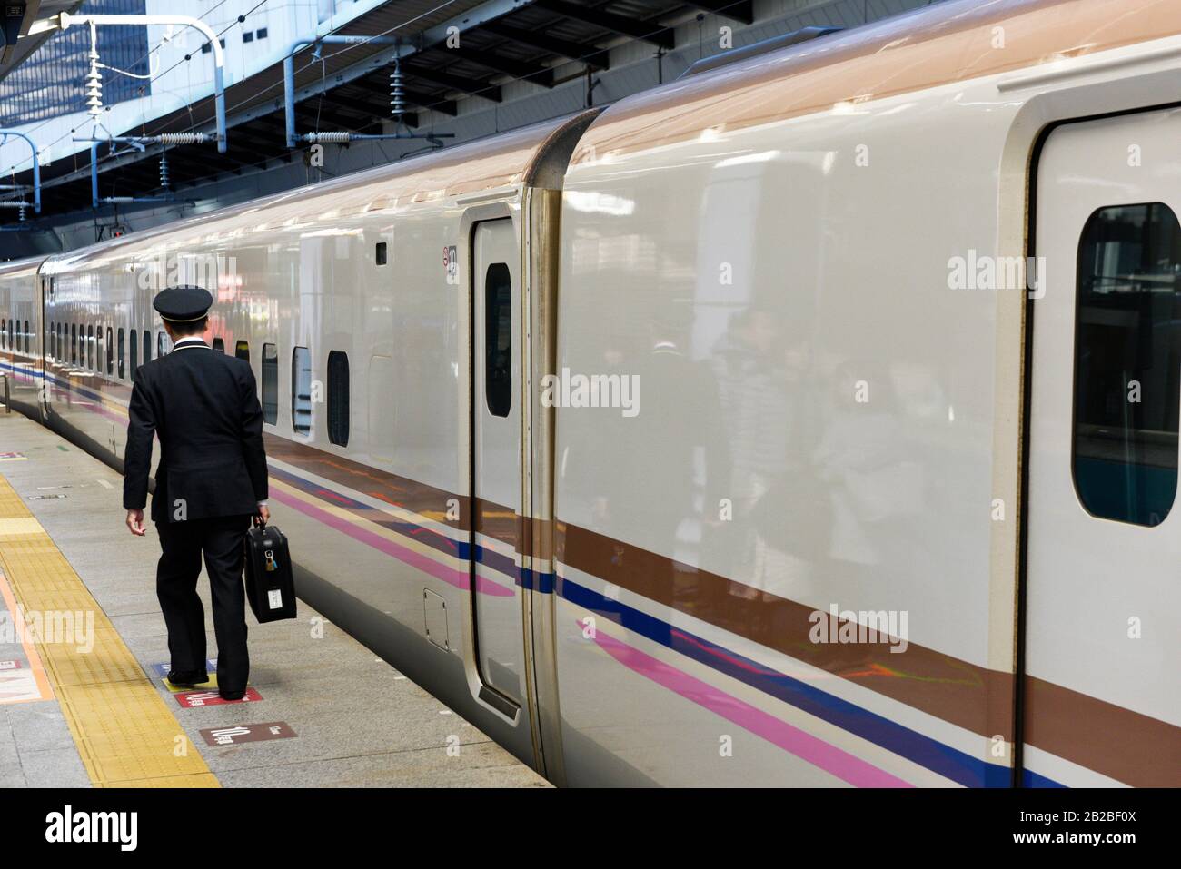 Shinkansen train at tokyo station hi-res stock photography and images ...