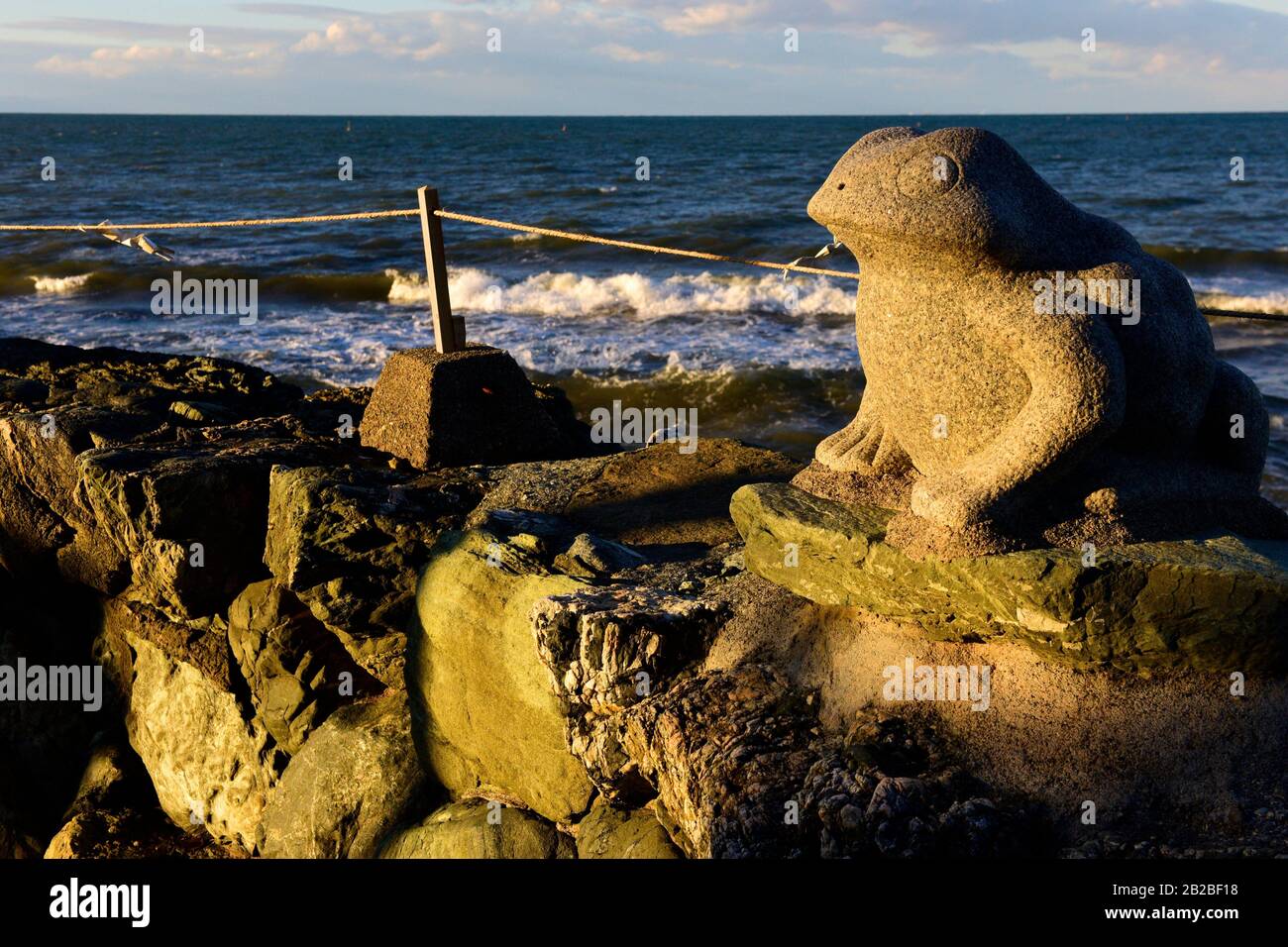 Frog statue hi-res stock photography and images - Alamy