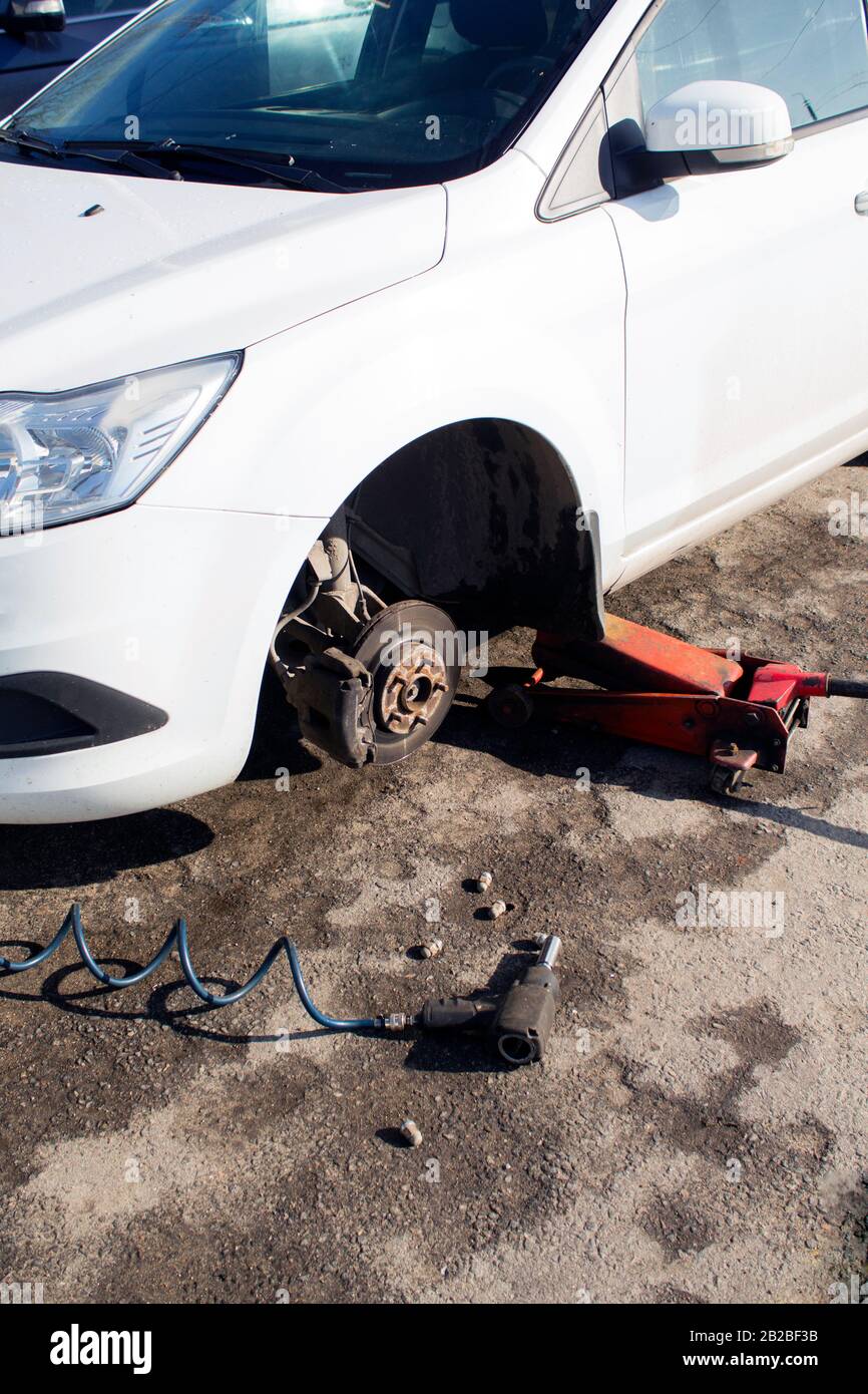 Car without tire hi-res stock photography and images - Alamy