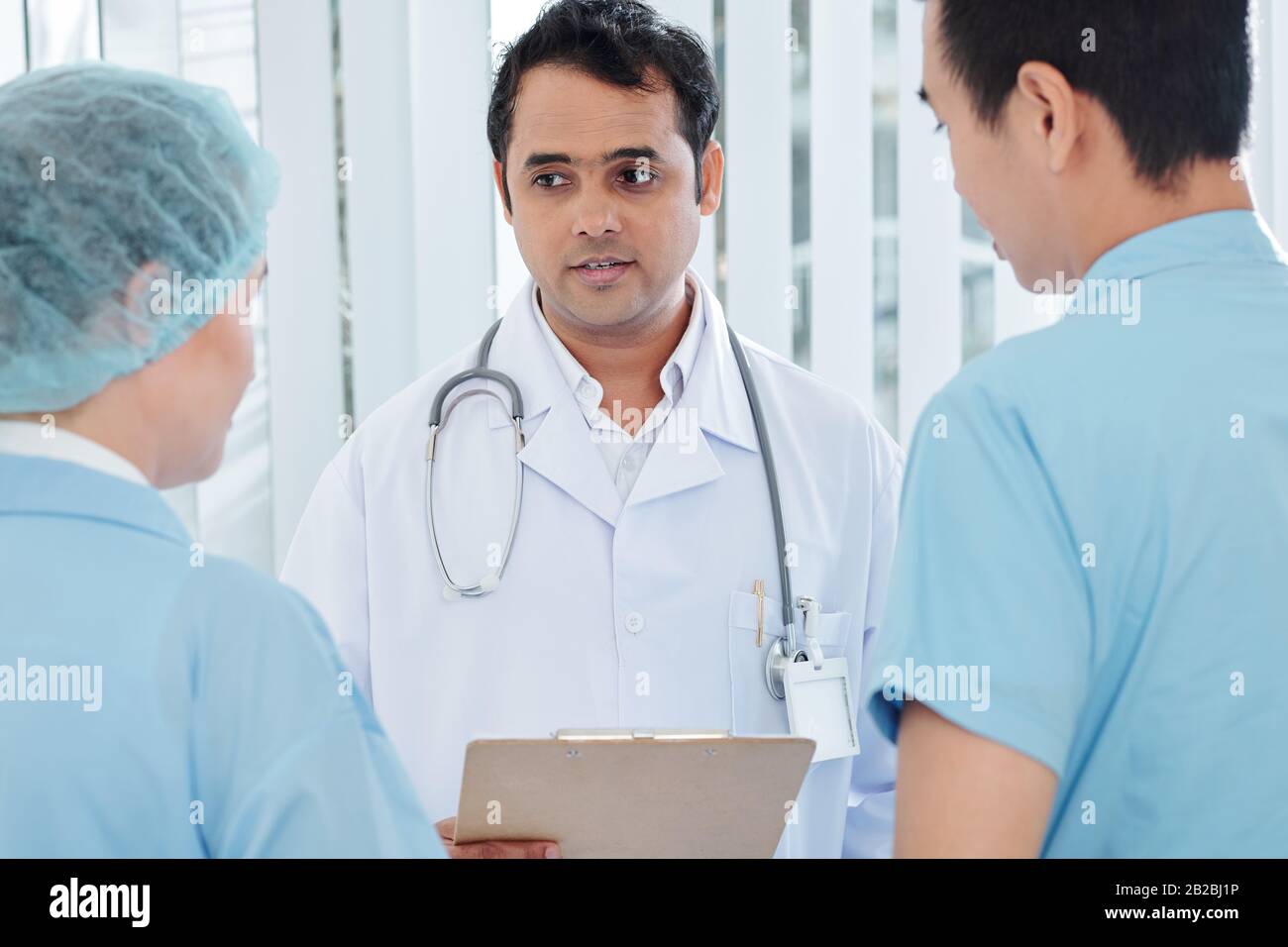 Doctor instructions nurse hi-res stock photography and images - Alamy