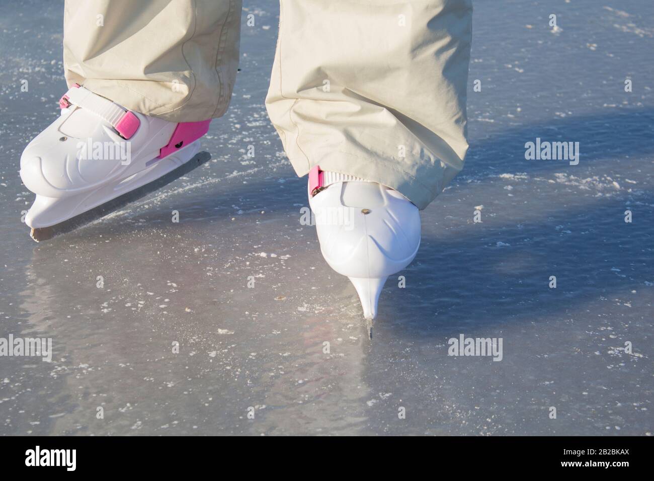 Female figure skating hi-res stock photography and images - Alamy