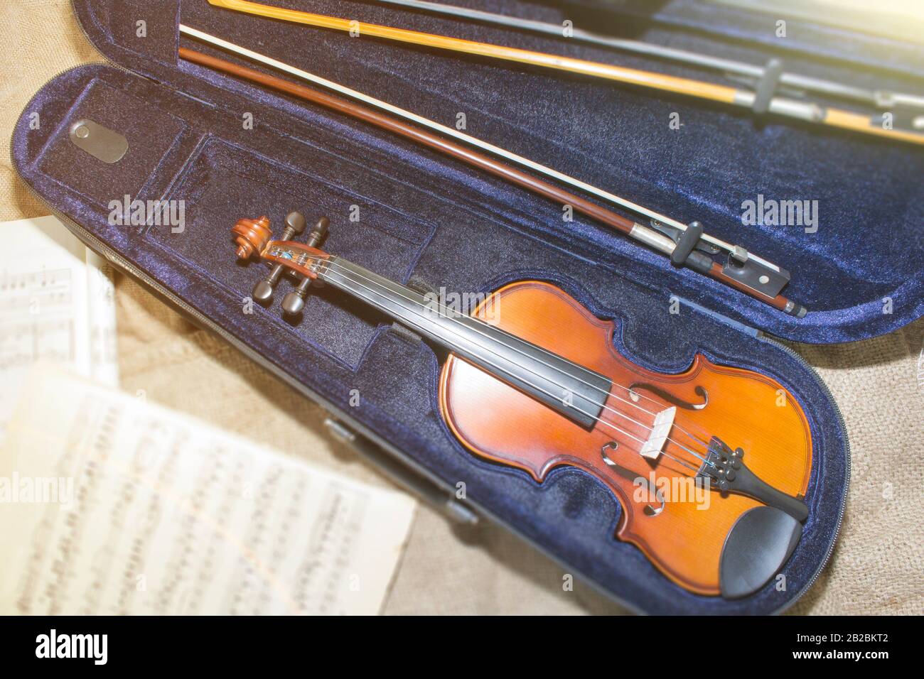 Violin neck on music papers background. Foto Stock Photo - Alamy
