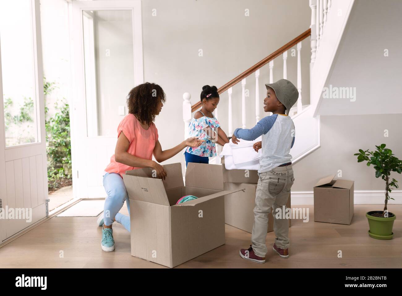 Black family moving house hi-res stock photography and images - Alamy