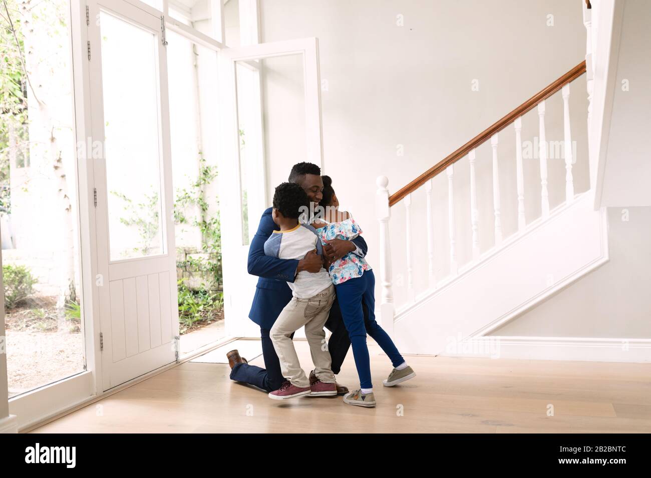 Arriving home family hi-res stock photography and images - Alamy