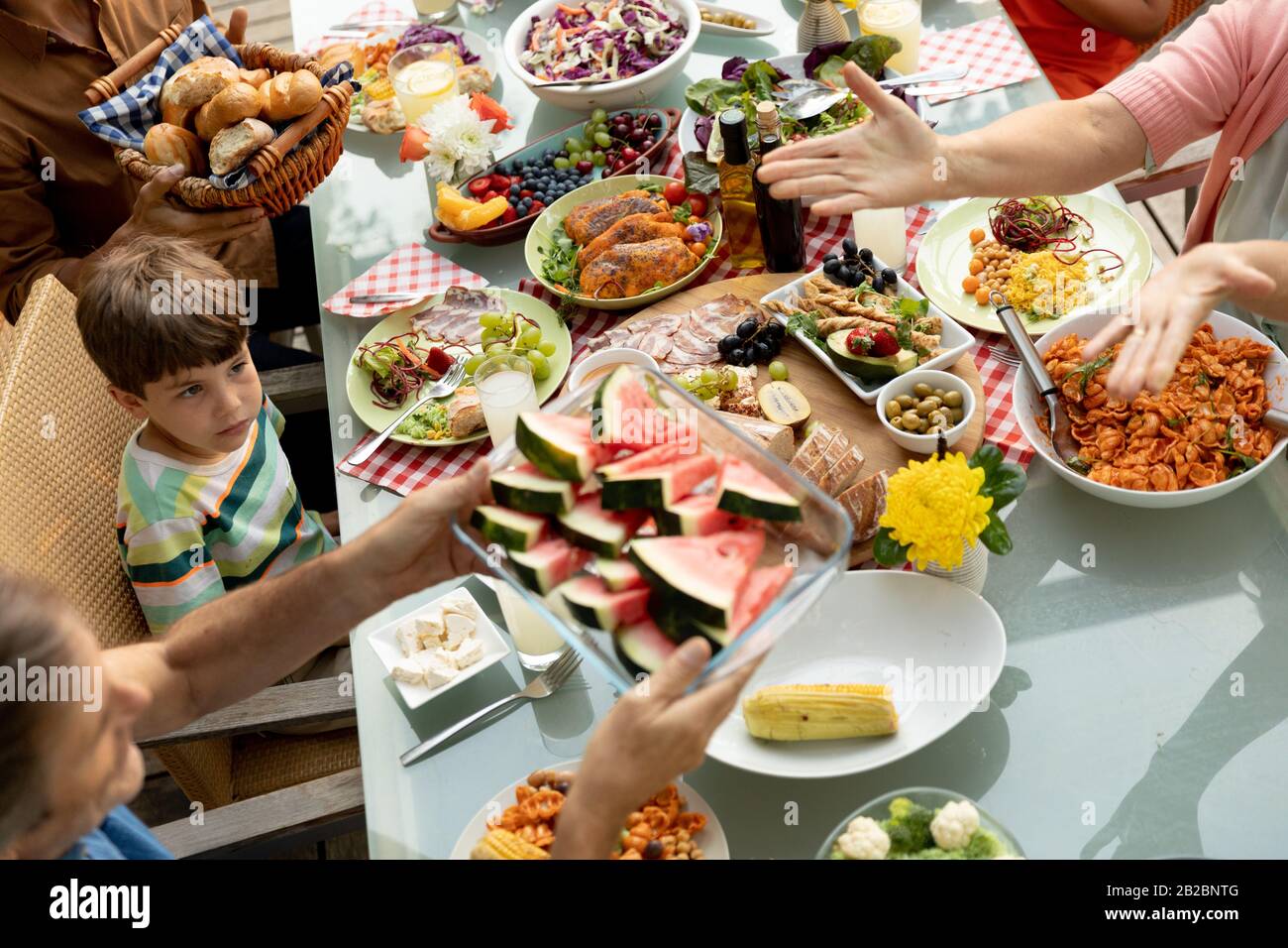 Male female eating outside table hi-res stock photography and images ...