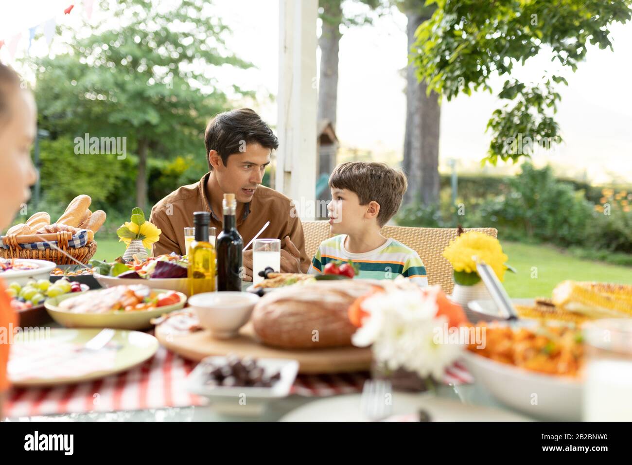 Family eating outside table hi-res stock photography and images - Alamy