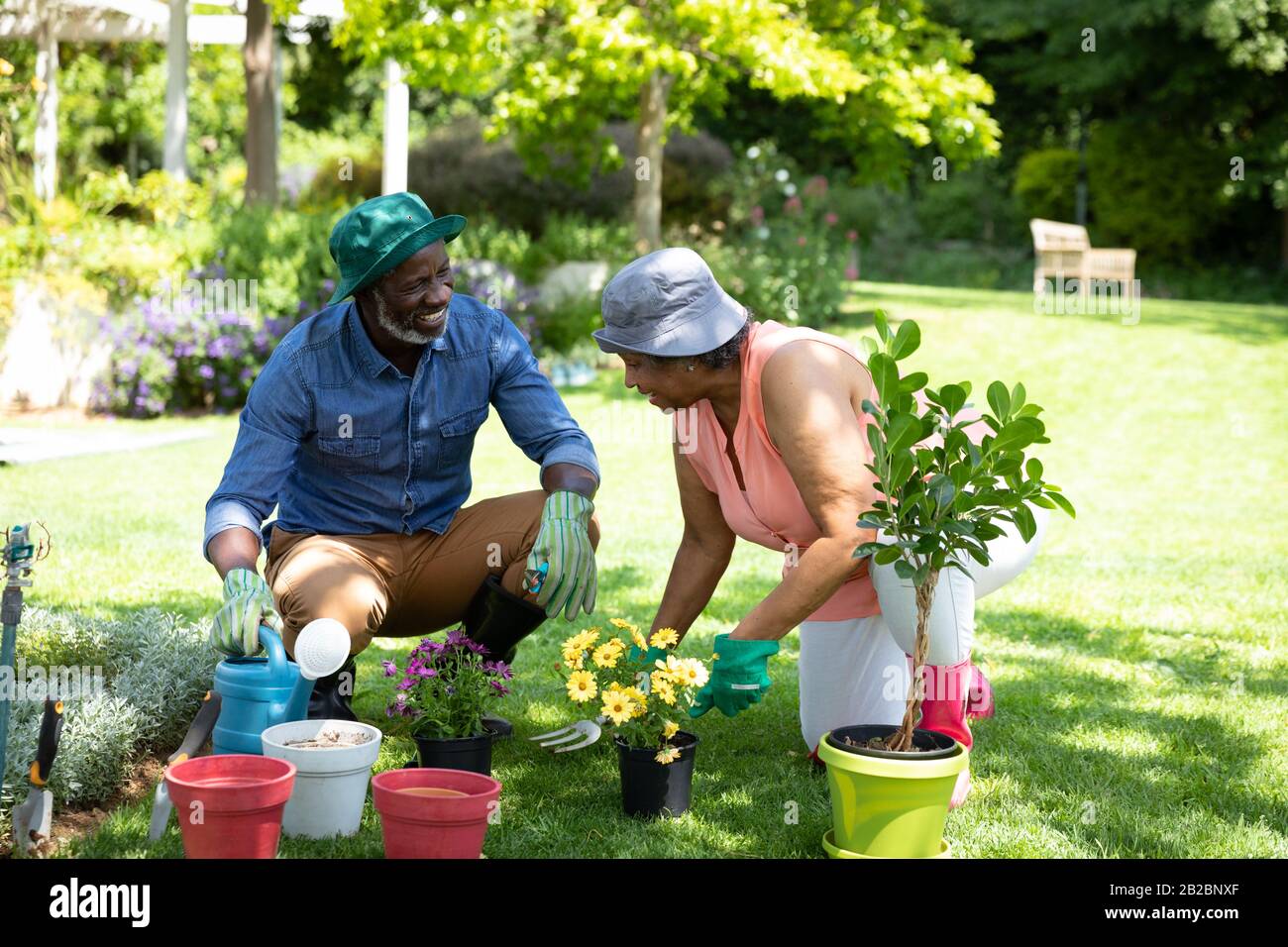 Teamwork gardening hi-res stock photography and images - Alamy