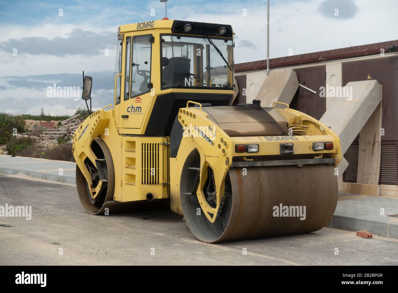 Large steamroller machine paving hi-res stock photography and images ...