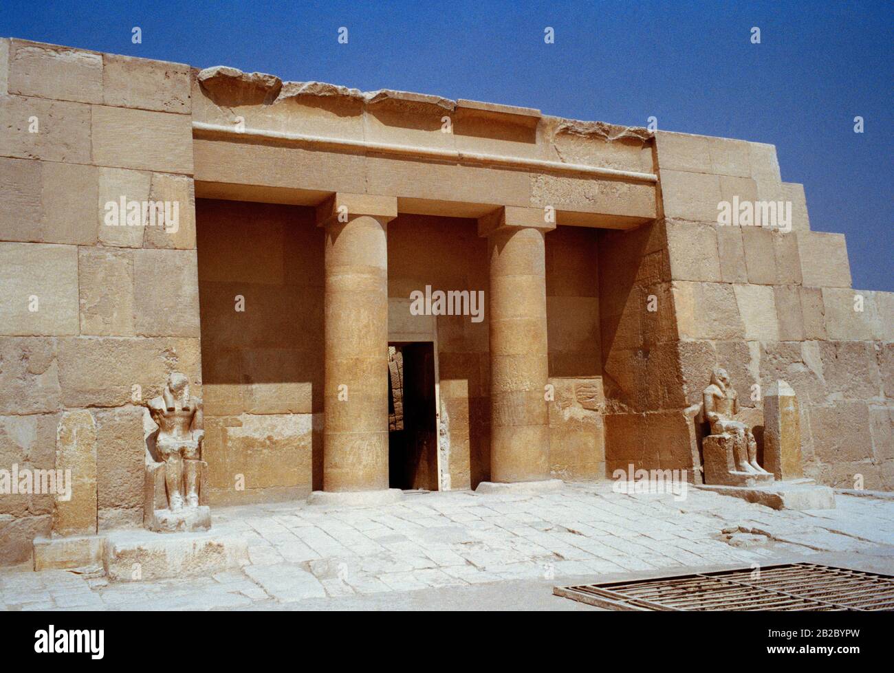 Pharaoh khufu statue hi-res stock photography and images - Alamy