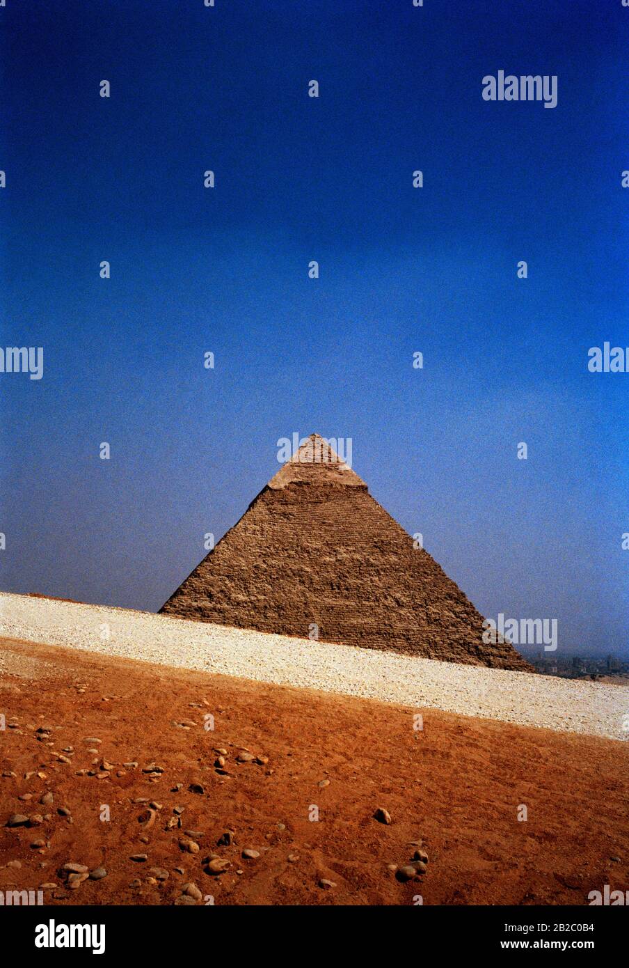 Ancient egyptian pyramid building hi-res stock photography and images ...