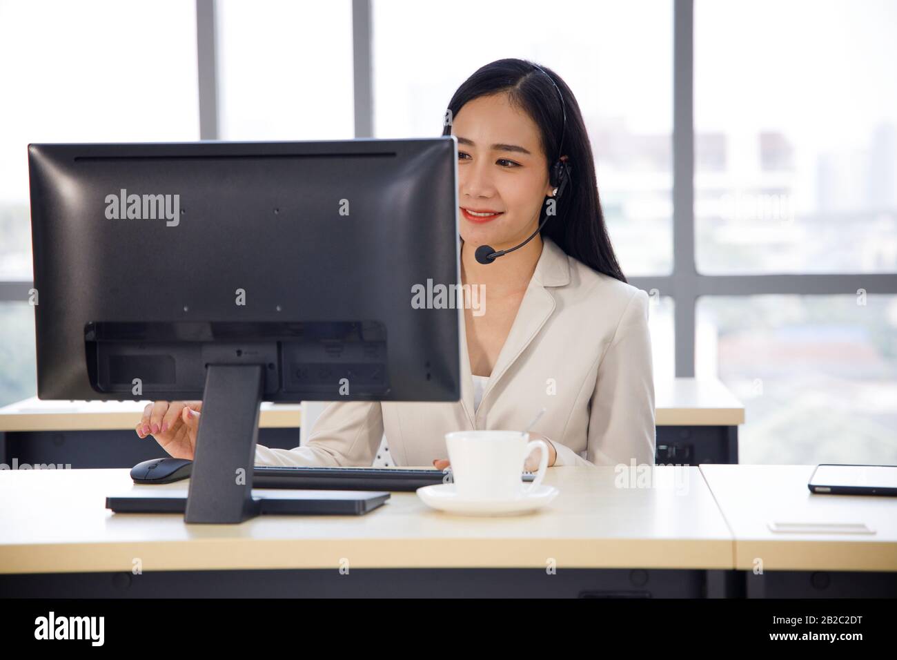 Asian girl call center hi-res stock photography and images - Alamy