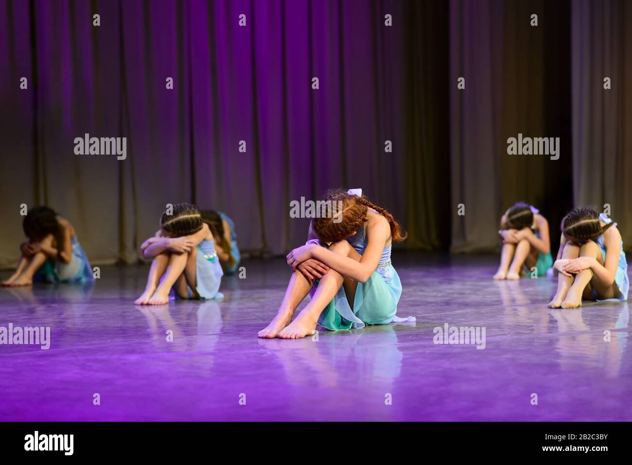 Kids dance stage hi-res stock photography and images - Alamy