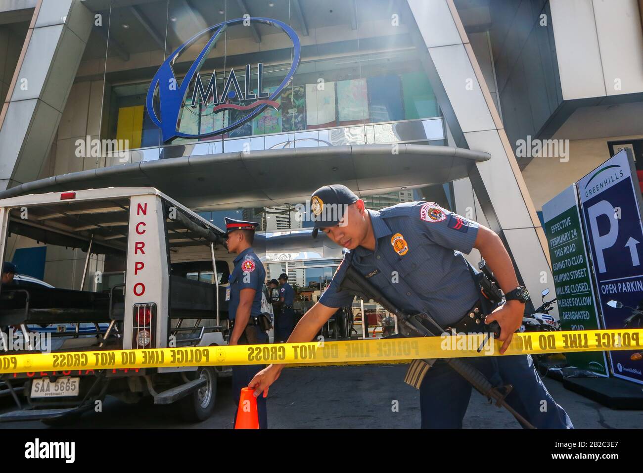 Mall security guards hi-res stock photography and images - Alamy