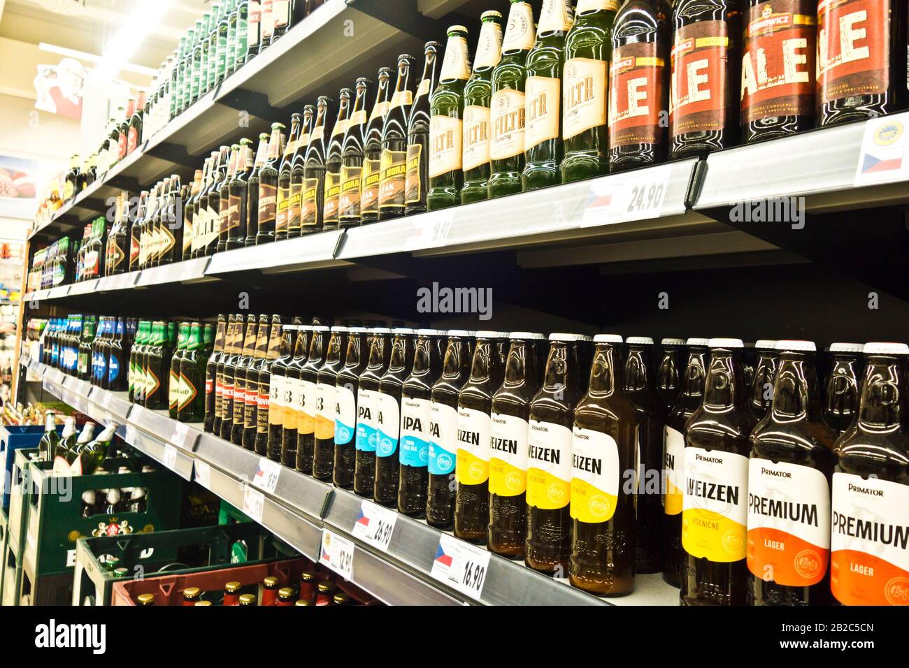Supermarket beer hi-res stock photography and images - Alamy