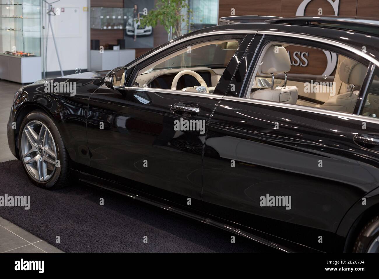 Mercedes benz s class sedan hi-res stock photography and images - Alamy