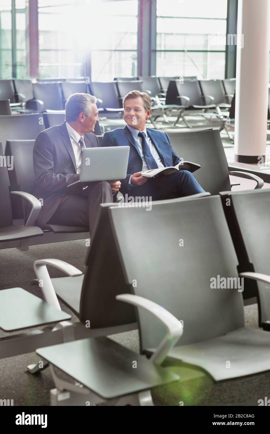 Airport people sleeping sitting hi-res stock photography and images - Alamy